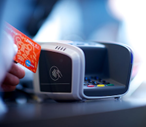 Pinpas voor het eerst populairder dan contant